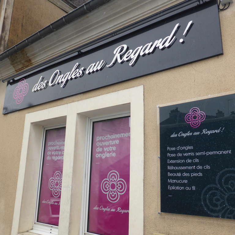Signalétique enseigne salon esthétique coiffure - Des ongles au regard